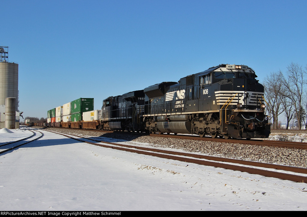 NS 1108 on NS Train 285